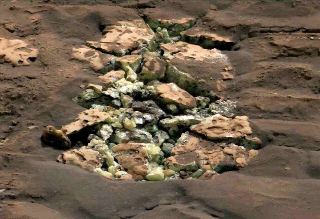 Mars rover accidentally makes surprising find that hints at life under ...